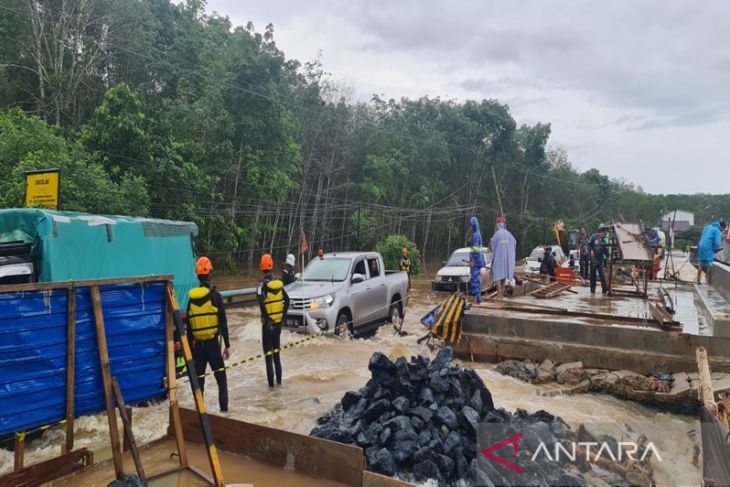 Pengendara diminta waspada saat melintas di jalan Angsana - ANTARA News ... Pengendara diminta waspada saat melintas di jalan Angsana - ANTARA News ...