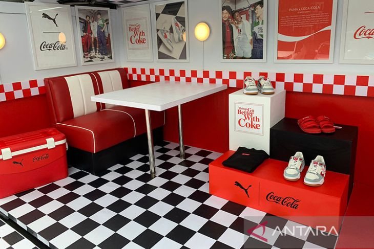 Kolaborasi unik PUMA & Coca-Cola hadirkan tracksuit T7 dan Slipstream ...