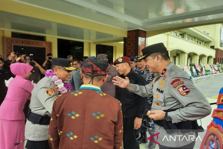 Brigjen Dwi Irianto resmi bertugas sebagai Kapolda Sultra - ANTARA News ...