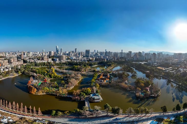 Bisnis kafe dorong vitalitas kawasan Tepi Danau Cuihu di Kunming China ...