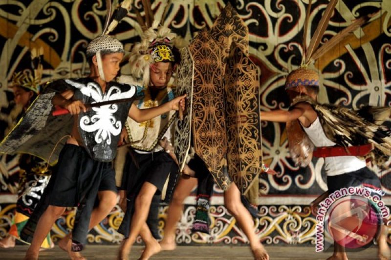 Tari Perang Dayak - ANTARA News