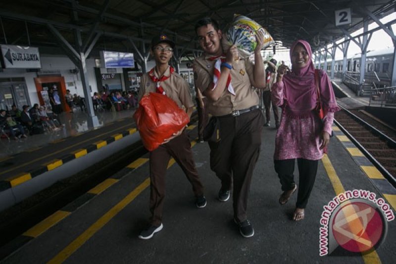 Pramuka Bantu Pemudik - ANTARA News Pramuka Bantu Pemudik - ANTARA News