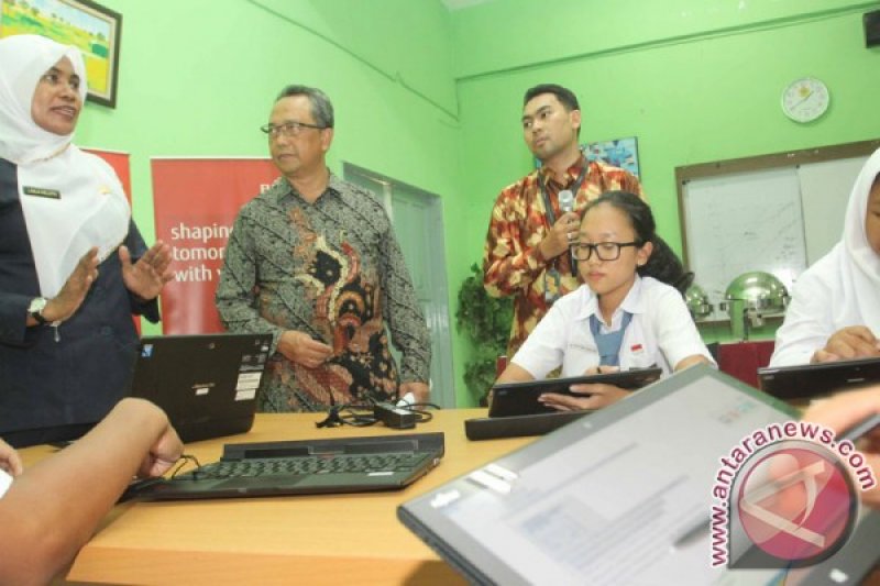 Fujitsu uji coba education support system di SMA 74 Jakarta - ANTARA News