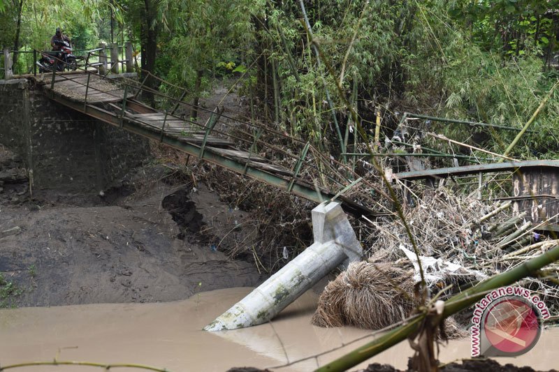 Jembatan roboh di Ngawi - ANTARA News