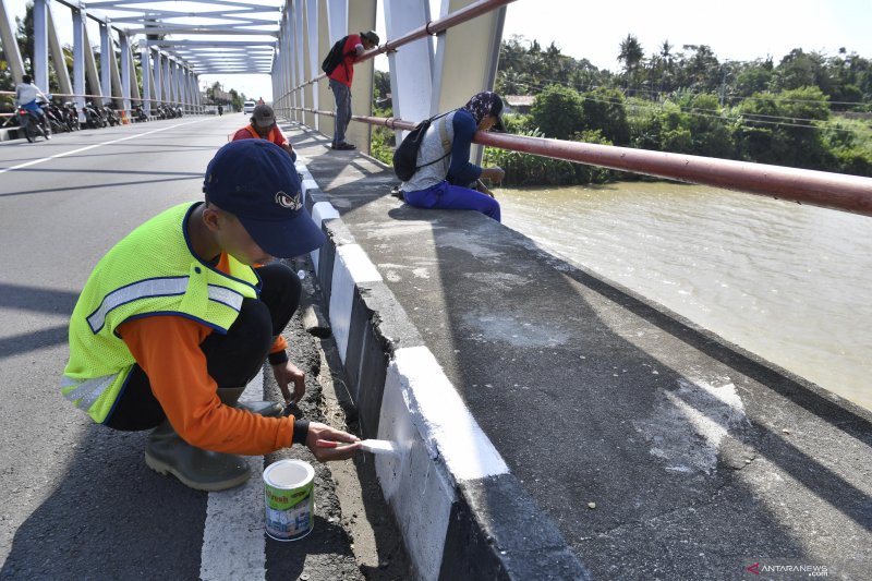 Pengecatan marka jalan lintas selatan Jawa - ANTARA News