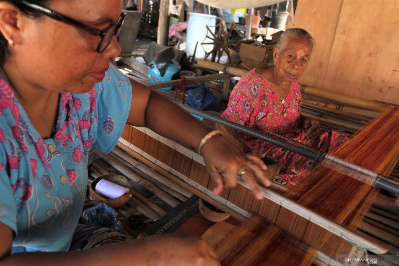Tenun sarung khas adat suku Buton - ANTARA News