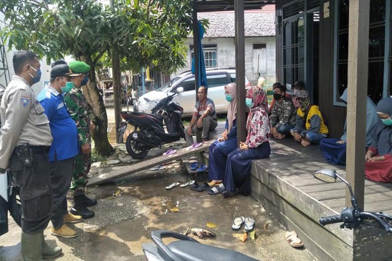 Cegah COVID-19, Danramil Teweh Tengah dan muspika terus imbau warga ... Cegah COVID-19, Danramil Teweh Tengah dan muspika terus imbau warga ...