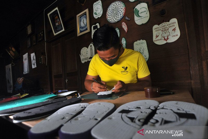 Kerajinan sandal ukir dan suvenir di Agam - ANTARA News