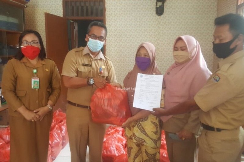 Penyerahan Bansos Sembako untuk warga terdampak COVID-19 - ANTARA News ...