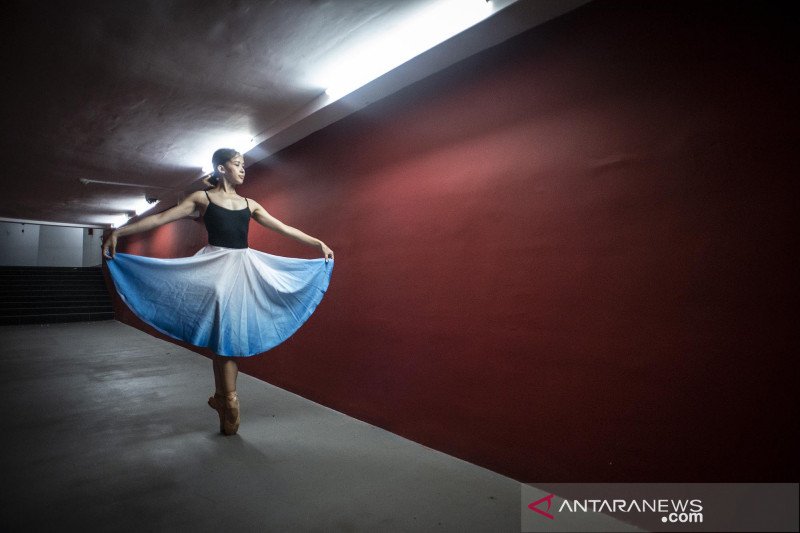 Jelang pertunjukan tari Hope yang disiarkan daring di empat negara ...