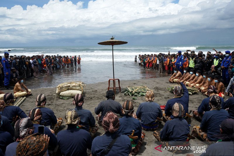 Labuhan di pantai Parangkusumo - ANTARA News