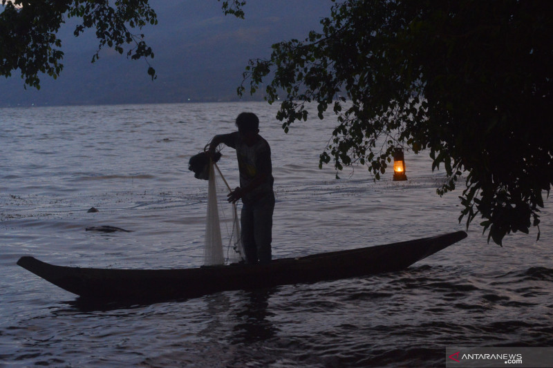Nelayan jala Danau Singkarak - ANTARA News