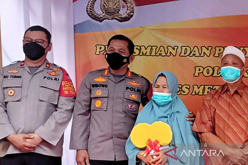 Polsek Kelapa Gading selesaikan bedah rumah di Kelapa Gading - ANTARA News