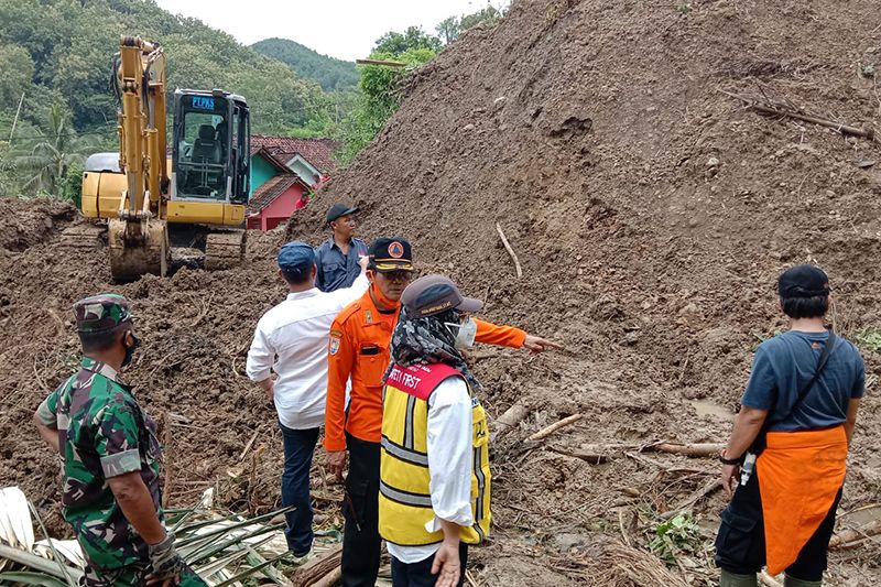 Bpbd Cilacap 121 Jiwa Masih Mengungsi Akibat Longsor Di Kutabima