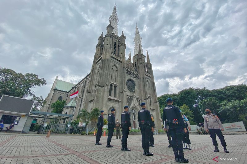 Gereja Katedral mulai disterilisasi sambut misa 18.00 WIB - ANTARA News