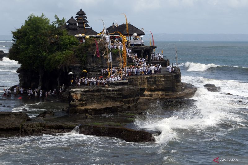 Persembahyangan di Pura Tanah Lot Bali - ANTARA News