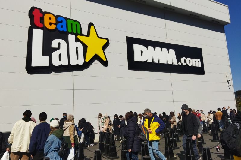 Eksplorasi seni visual instalasi digital di TeamLab Planet Tokyo ...