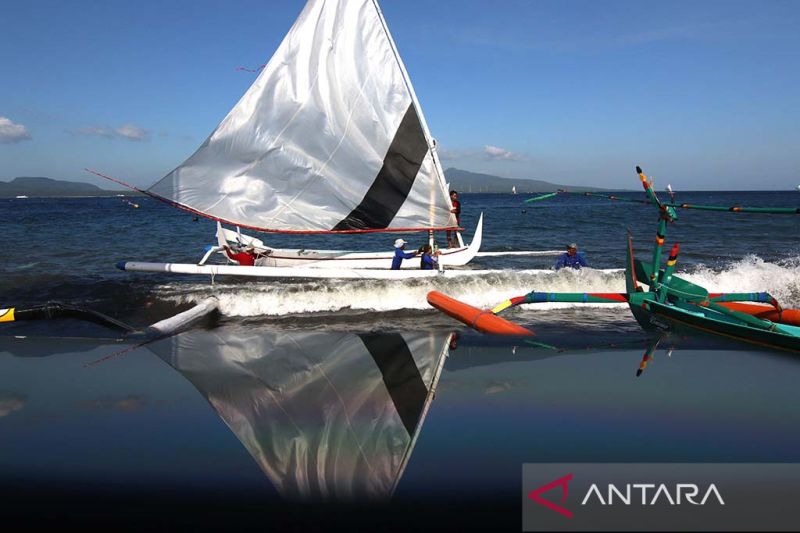 Nelayan Selat Bali gelar tradisi balap perahu - ANTARA News