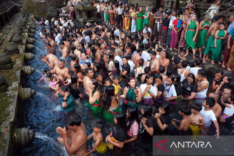 Ritual melukat di Bali - ANTARA News