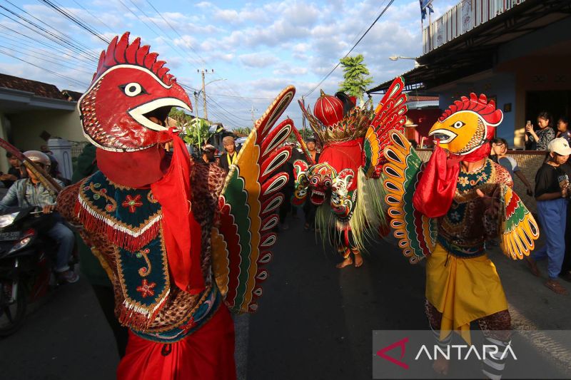 Pawai barong suku Osing simbol ritual bersih Desa - ANTARA News