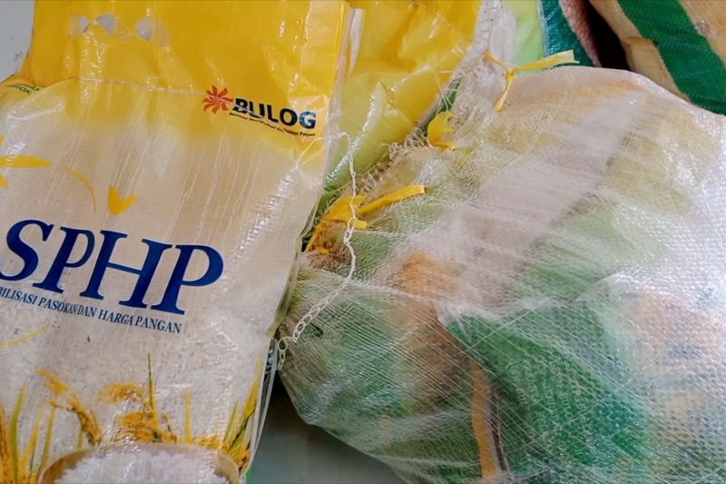 tunjuk.id - Bulog Jember gencar distribusi beras SPHP ke belasan pasar tradisional